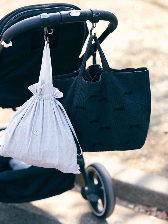 写真 (3枚目) - 公園ママの[バッグの中身]を拝見！親子で使える日焼け止めも＜SNAP＞ - LOCARI（ロカリ）