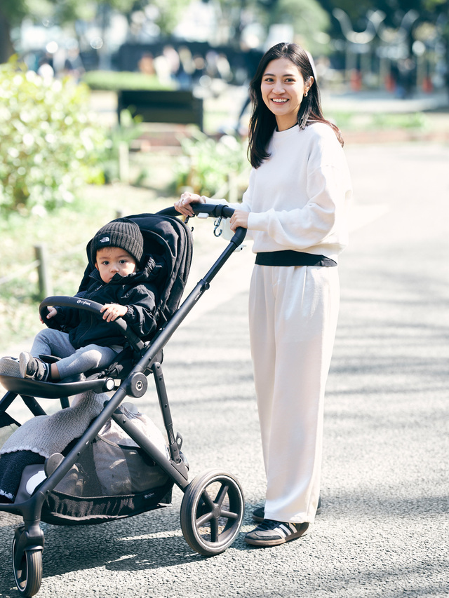 写真 (4枚目) - 公園ママの[バッグの中身]を拝見！親子で使える日焼け止めも＜SNAP＞ - LOCARI（ロカリ）