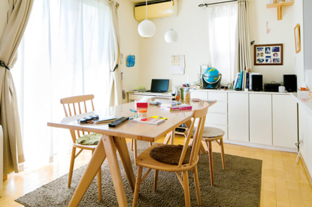 写真 (1枚目) - 犯人はテーブルの上！“ごちゃ見え”リビングはIKEAと無印でズバリ解決！ - LOCARI（ロカリ）