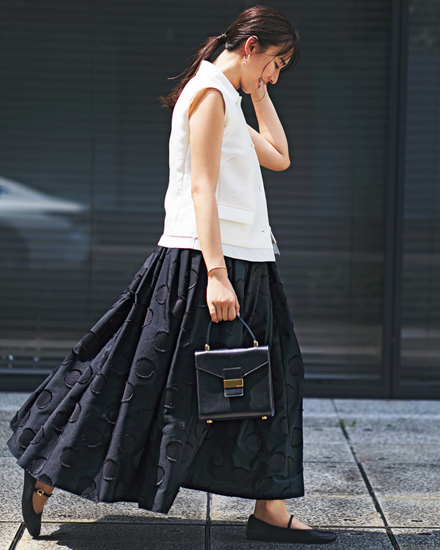 写真 (4枚目) - 暑すぎる[夏のオフィスカジュアル]はスカート頼み！甘め派もハンサム派も - LOCARI（ロカリ）