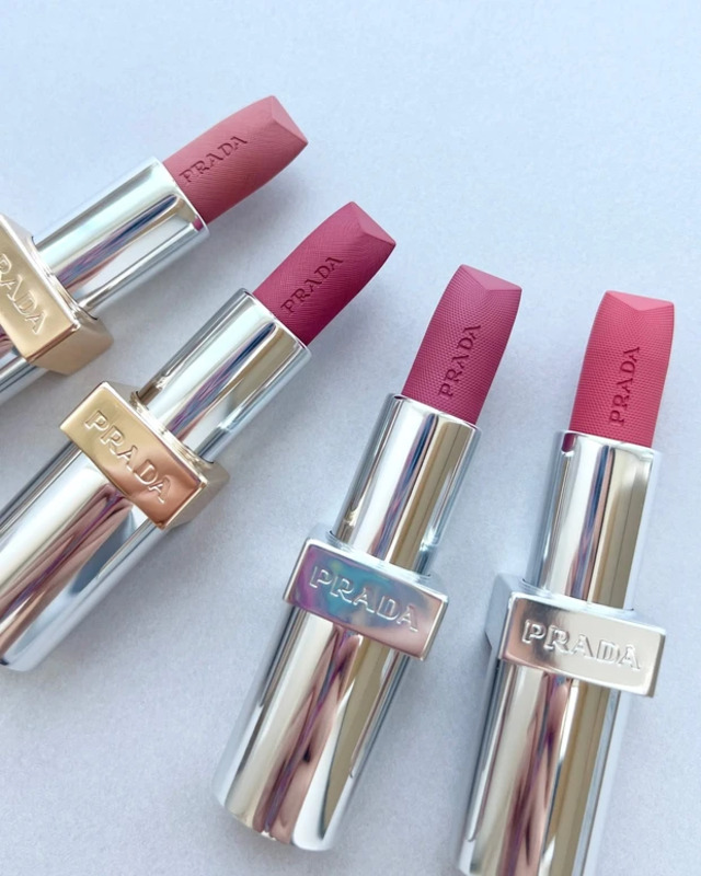 写真 (1枚目) - プラダ ビューティの新リップをスウォッチ！ ピンクをテーマに2つの質感で登場 - LOCARI（ロカリ）