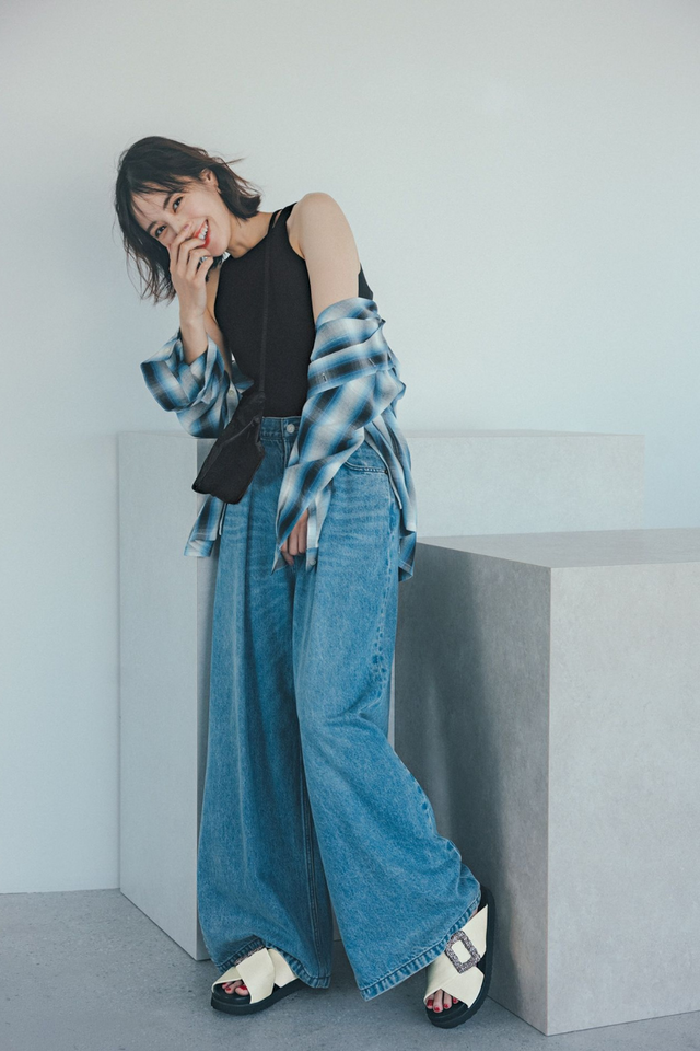 写真 (8枚目) - オシャレに見える[シャツ・カーデの羽織り方]って？大人の着こなしテクニック8選 - LOCARI（ロカリ）