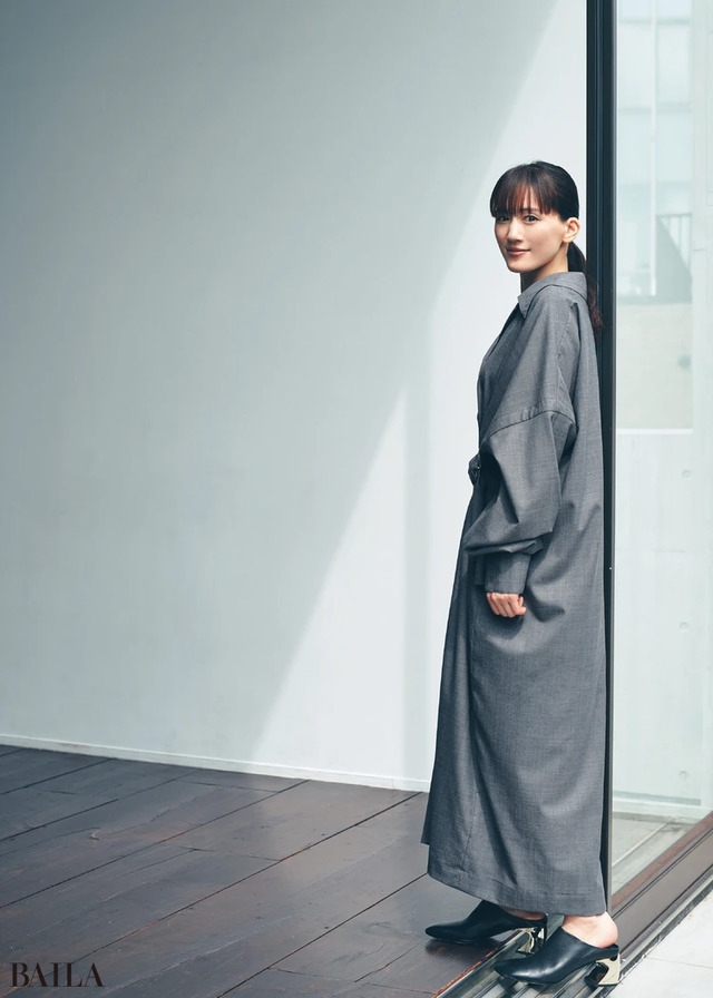 写真 (2枚目) - [ #綾瀬はるか インタビュー〈後編〉]ドラマ「#ひとりで死にたい」主人公との共通点は？ - LOCARI（ロカリ）