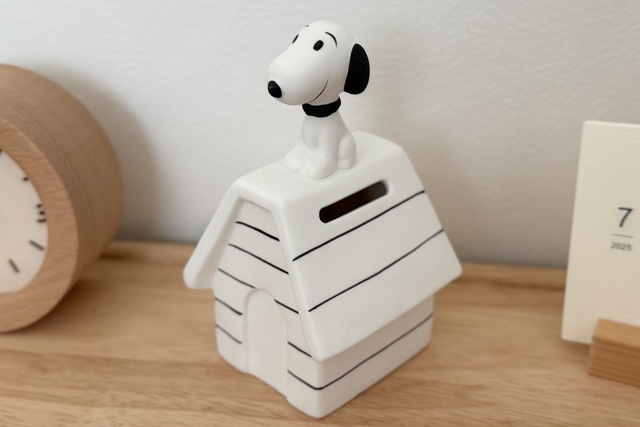 【PEANUTS Cafe】インテリアにも♡オシャレで映える「スヌーピー」のドッグハウス貯金箱登場 - LOCARI（ロカリ）