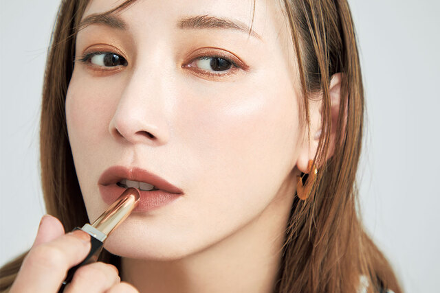 写真 (3枚目) - 加藤あいさん実演！2025年上半期1位のベストコスメ「マットリップ」使ってみた - LOCARI（ロカリ）