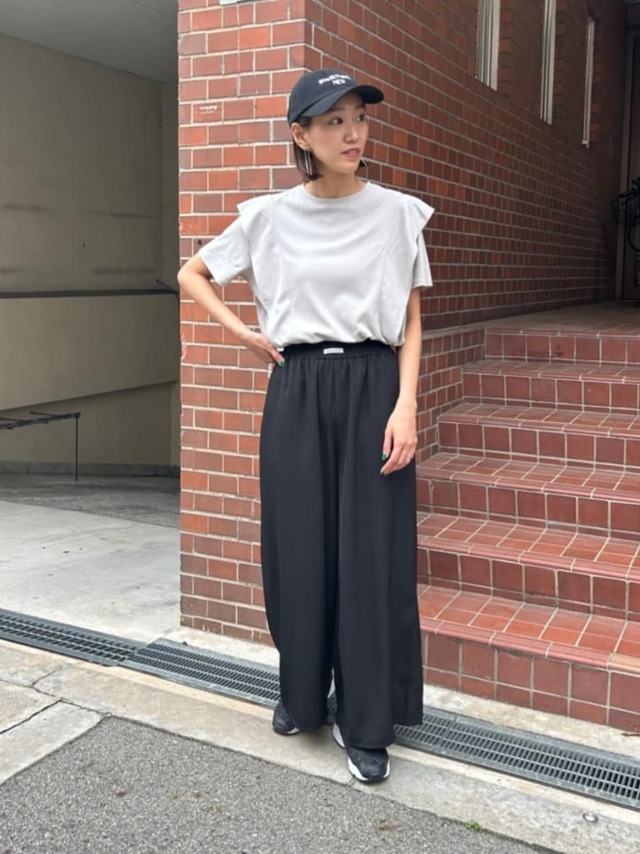 写真 (2枚目) - 【2025夏】そのお悩み、解決できます！“夏のあるある”に効く大人の服選びQ&A - LOCARI（ロカリ）