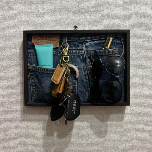 不器用さんでも簡単！海外で流行中の“デニム”を使った「額縁DIY」インテリアってどうやって作るの？ - LOCARI（ロカリ）