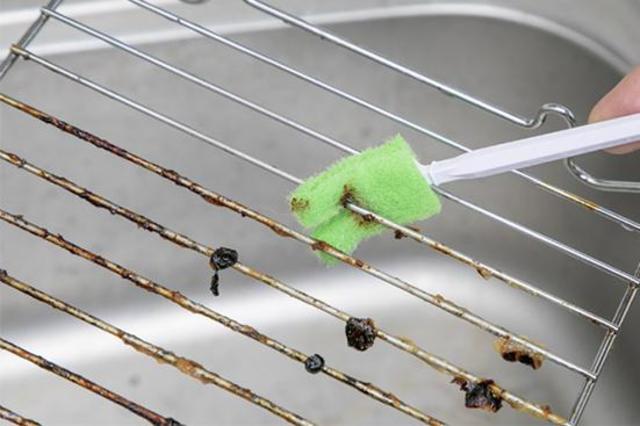 写真 (4枚目) - えっ、これだけ？ 100均の油汚れに効く“超強力アイテム”3選 - LOCARI（ロカリ） - LOCARI（ロカリ）