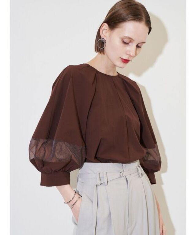 写真 (2枚目) - 無難トップスじゃもったいない！アラフォーを輝かせる“盛りトップス”12選 - LOCARI（ロカリ）