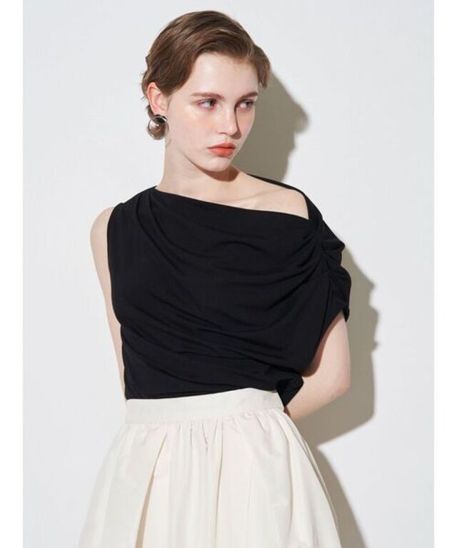 写真 (3枚目) - 無難トップスじゃもったいない！アラフォーを輝かせる“盛りトップス”12選 - LOCARI（ロカリ）