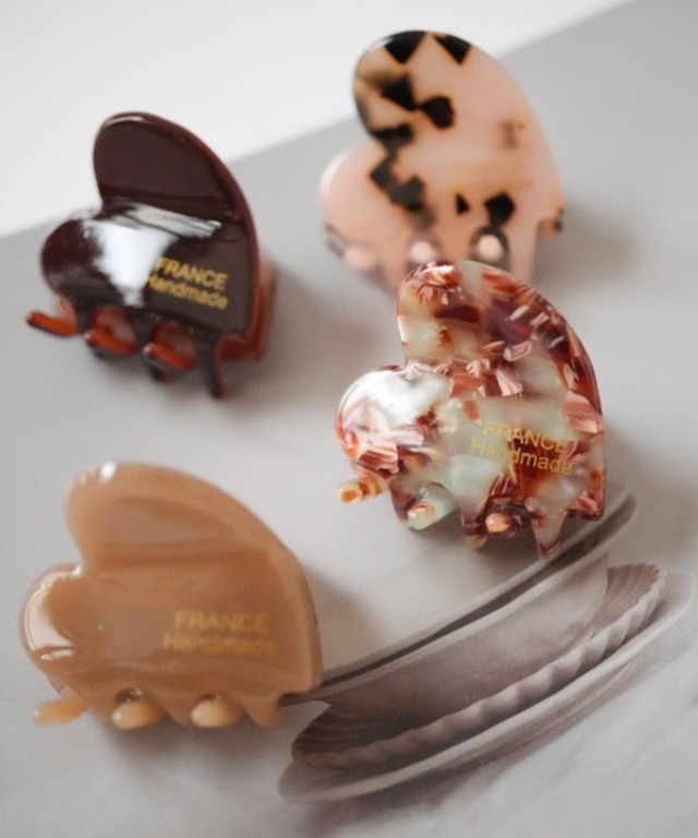 写真 (1枚目) - つけるだけで秋顔に♡今取り入れたい「ベロア＆べっ甲ヘアアクセ」12選 - LOCARI（ロカリ）