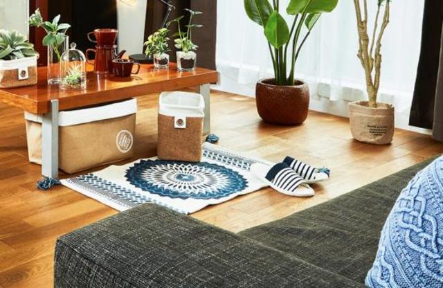 写真 (1枚目) - 地味～なリビングが300円で変身！ 3COINSのミニ編みマットが優秀です - LOCARI（ロカリ）