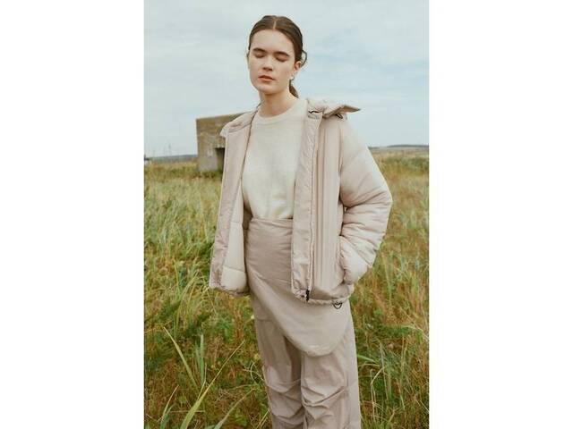 写真 (2枚目) - ＜emmi＞軽やか＆暖かいミズノ素材のコート＆パンツ。スニーカーも登場 - LOCARI（ロカリ）