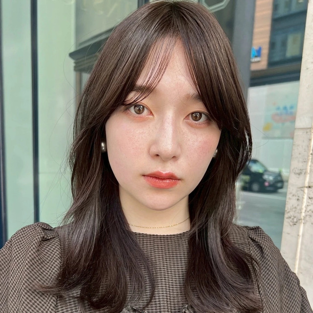 [大人のミディアムヘア]こっくりブラウンで透明感＆ツヤ感アップ！ 秋冬おすすめの暗髪ミディアム - LOCARI（ロカリ）