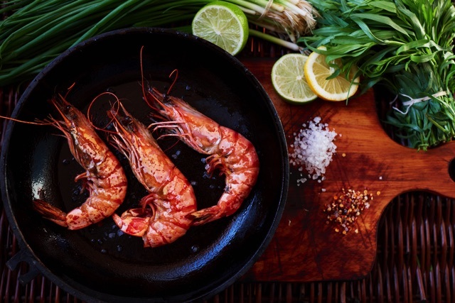 写真 (1枚目) - えびの殻は捨てないで！料理をおいしくする「エビ塩」の作り方 - LOCARI（ロカリ）