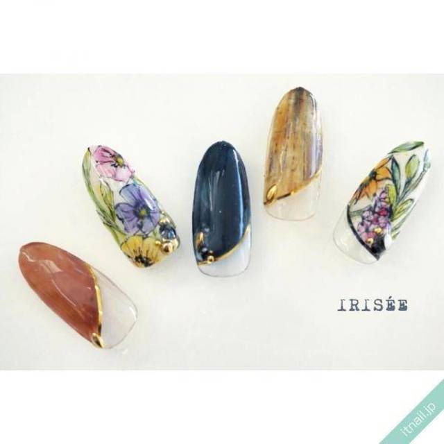 写真 (2枚目) - 寒々しくならない。冬ネイルにブルー系カラーを使うときのポイント - LOCARI（ロカリ） - LOCARI（ロカリ）