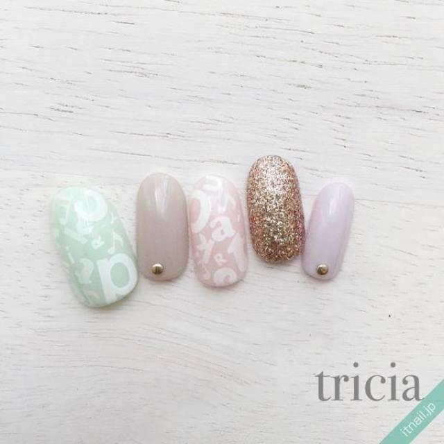 写真 (7枚目) - リビングコーラルにも注目。冬ネイルに春の要素をプラスするなら？ - LOCARI（ロカリ）