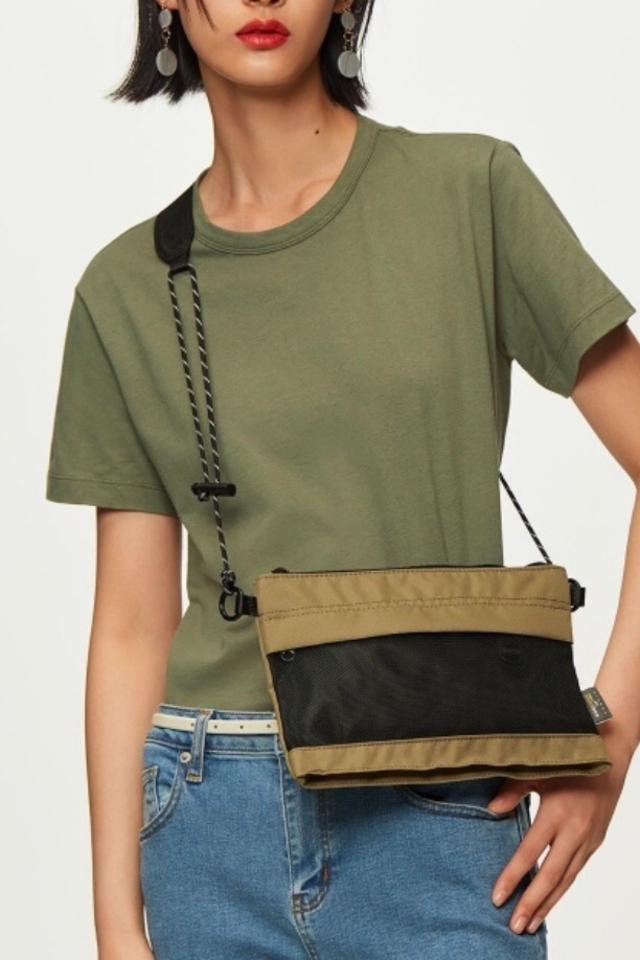 写真 (3枚目) - [GU新作]トレンドのサコッシュが1490円！？完売する前にお店へ急げ！ - - LOCARI（ロカリ）