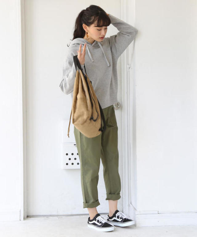 写真 (7枚目) - 春のオフコーデに欲しい！《パーカー》を着こなす大人カジュアルスタイルをCHECK☆ - LOCARI（ロカリ）