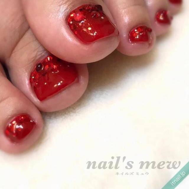 写真 (1枚目) - そろそろ気になるフットネイル！カラー別おしゃれデザイン6選 - LOCARI（ロカリ） - LOCARI（ロカリ）