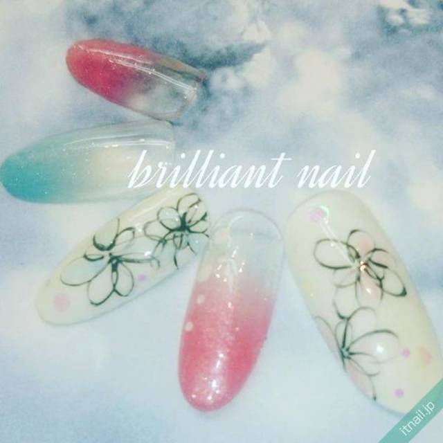 写真 (1枚目) - キリッと大人顔。ブラックラインでアートするフラワーネイル - LOCARI（ロカリ） - LOCARI（ロカリ）