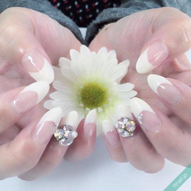 写真 (5枚目) - 白フレンチネイルと相性抜群！マンネリ化しない3つの黄金コンビ - LOCARI（ロカリ）