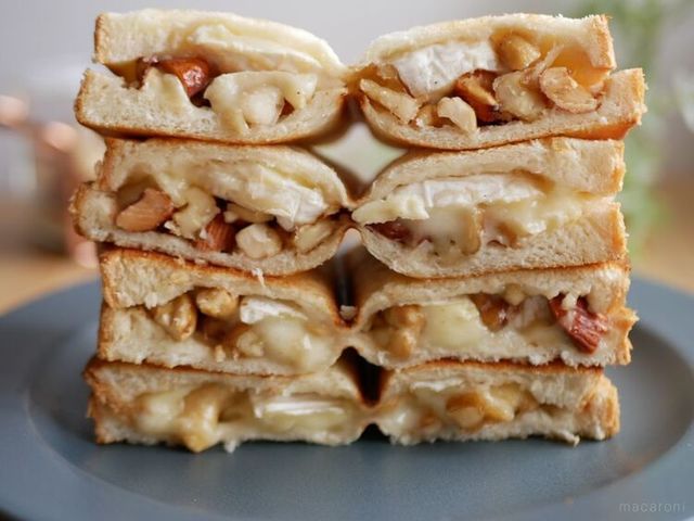 写真 (14枚目) - サンドでおいしさ最上級。魅惑の「ハニーナッツカマンベール」レシピ - LOCARI（ロカリ）