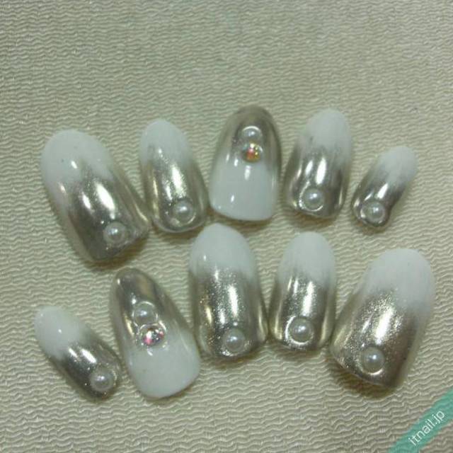 写真 (2枚目) - 大人のお洒落を楽しむ！メタルカラー×パールで作るネイル特集♡ - LOCARI（ロカリ）