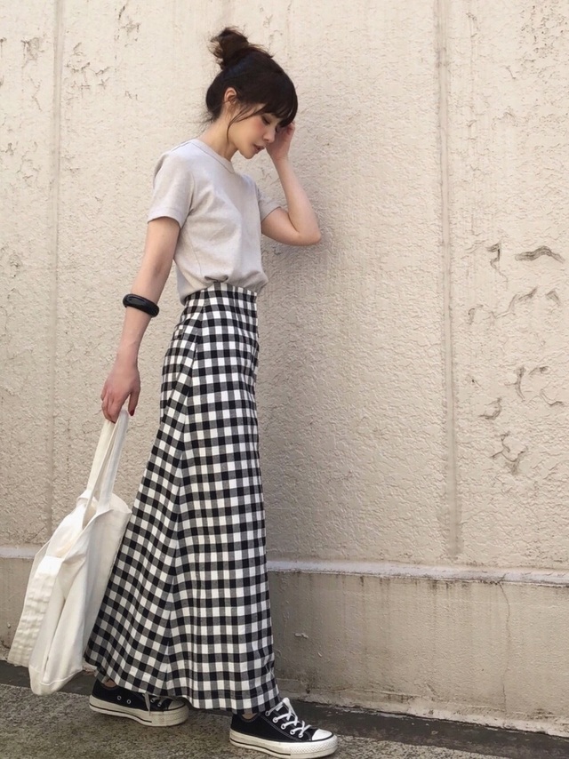 写真 (3枚目) - 全13色揃えました♡カラー別クルーネックTで作る最旬スタイリングBOOK♡ - LOCARI（ロカリ）