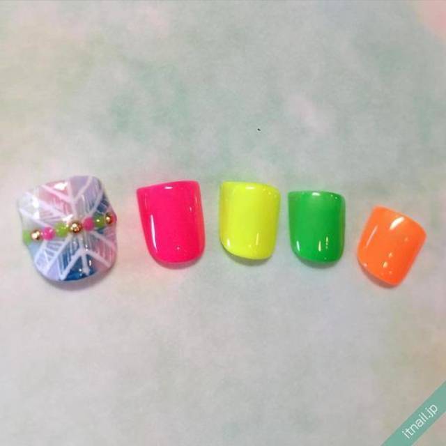 写真 (2枚目) - サンダルの季節到来！人気のフットネイル特集2019 - LOCARI（ロカリ）