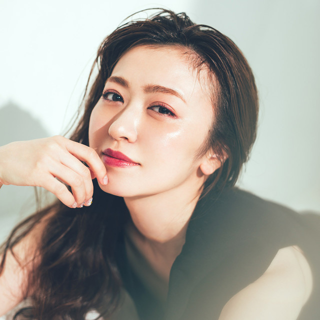 写真 (1枚目) - KATEの“ちょい足し”オイルで大人メイク！ - LOCARI（ロカリ）