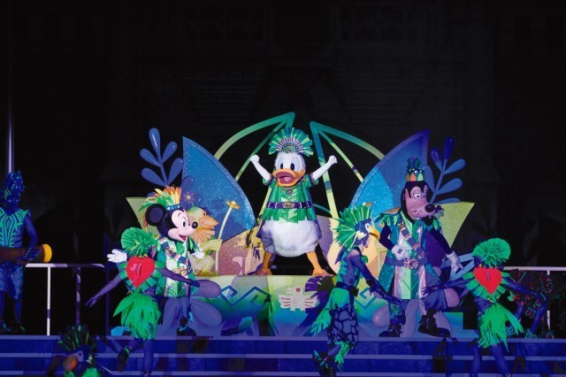 写真 (5枚目) - [2019]主演はドナルド！6年ぶりのシンデレラ城前ショー「オー！サマー・バンザイ！」 - LOCARI（ロカリ）