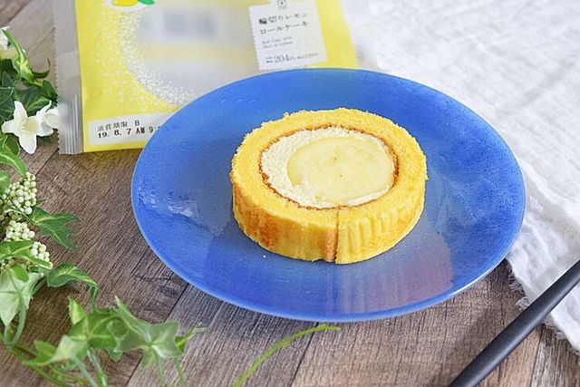 写真 (2枚目) - レモン好きが絶賛。ローソン「輪切りレモンロールケーキ」の完成度がすごい - LOCARI（ロカリ）