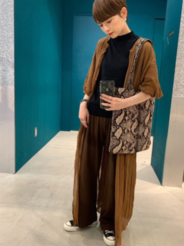 写真 (4枚目) - 残暑に身につけるだけでオシャレな感じになるポイント3 - LOCARI（ロカリ） - LOCARI（ロカリ）