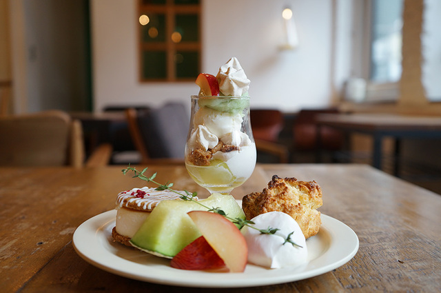 写真 (1枚目) - 「超！豪華すぎ」3種のスイーツ盛りにうっとり♪新宿の隠れ家カフェでおやつデート - LOCARI（ロカリ）