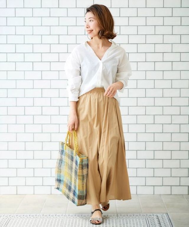 写真 (2枚目) - 〈上品ベージュVSクールな黒〉★2大定番カラーのボトムスで作るおしゃれコーデ特集 - LOCARI（ロカリ）