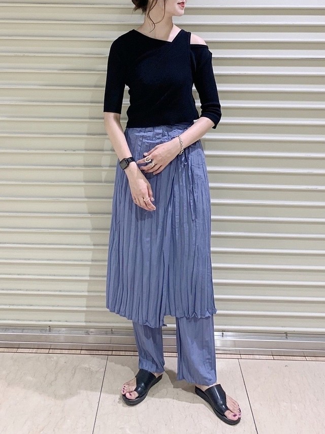 写真 (1枚目) - 早くも売切れ続出！ローリーズファーム「最旬トップス」は肩見せセクシー♡上品コーデ5選 - LOCARI（ロカリ）