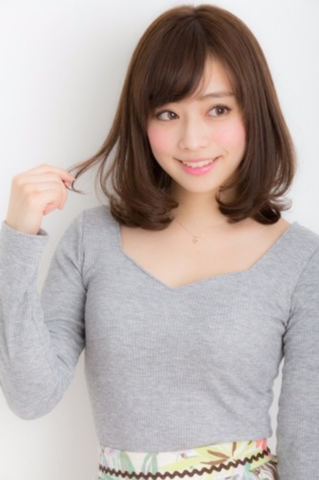 写真 (8枚目) - [最新]マギーの髪型「ミディアムヘア×切りっぱなし」でニュアンスある女性へ♡ - - LOCARI（ロカリ）