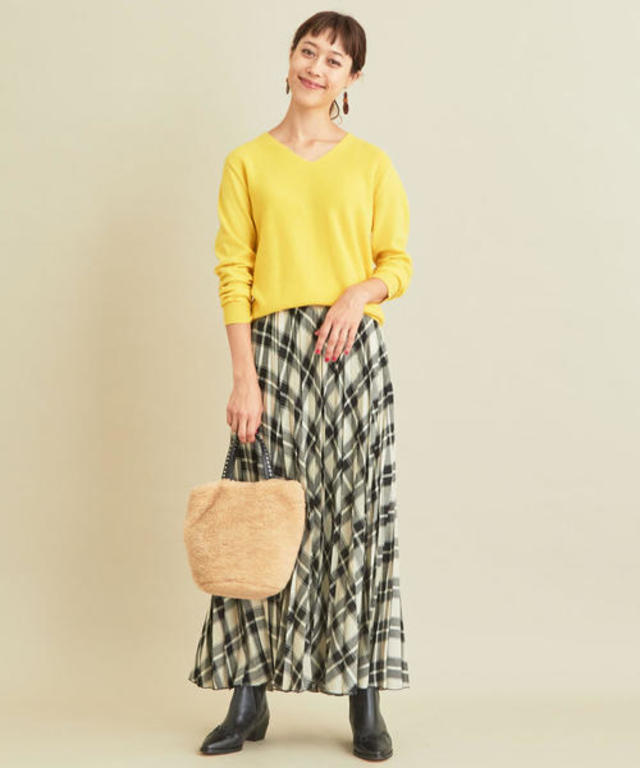 写真 (13枚目) - 着回し力抜群☆今年も人気の「Vネックニット」の着こなしをチェックしよう - - LOCARI（ロカリ）