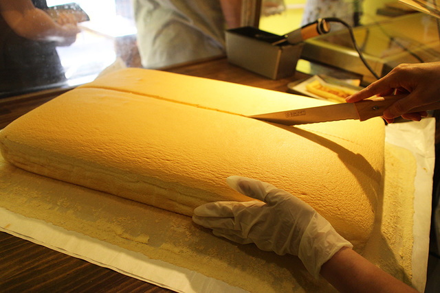 写真 (3枚目) - こんなの初めて！行列のできる巨大カステラ、太ったマカロンetc. - LOCARI（ロカリ）