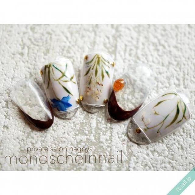 写真 (1枚目) - 秋のボタニカルネイルのポイントは？大人顔が素敵なデザイン6選 - LOCARI（ロカリ） - LOCARI（ロカリ）