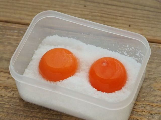 写真 (3枚目) - 漬けるだけでラクうま！ まるでからすみ「卵黄の塩漬け」vol.24 - LOCARI（ロカリ）