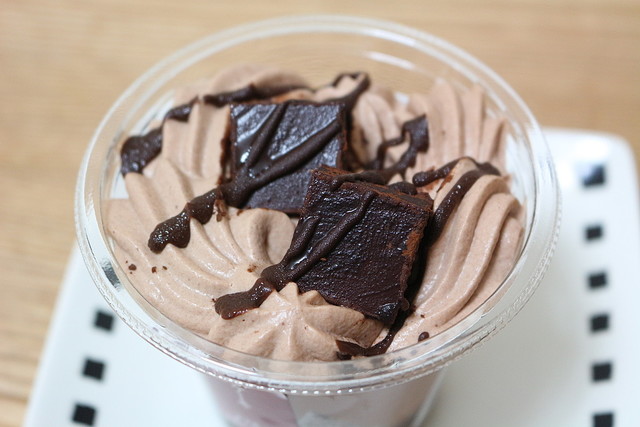 写真 (2枚目) - また買っちゃった♡セブンで鬼リピ「えっカロリーが何か？系」300円均一ご褒美スイーツ7選 - LOCARI（ロカリ）