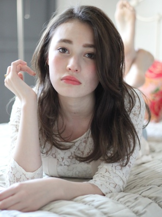 写真 15枚目 黒髪ロング×パーマのヘアカタログ♡30代だから似合う上品な髪型をご紹介 Locari(ロカリ)