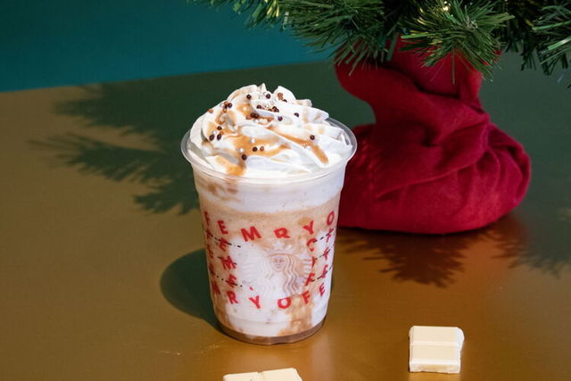 写真 (1枚目) - Xmasツリーで乾杯♪スタバ新作「ナッティ ホワイト チョコレート - LOCARI（ロカリ）