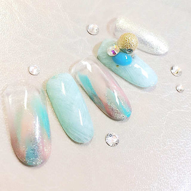 写真 (11枚目) - バカンスからオフィスまで！夏のシーン別ネイルデザイン7選 - LOCARI（ロカリ） - LOCARI（ロカリ）