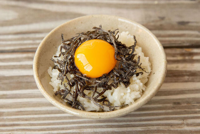 写真 (5枚目) - 卵かけごはん好きの編集部員が食べている、7つの外さないTKGアレンジ - LOCARI（ロカリ）