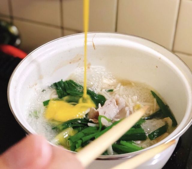 写真 (7枚目) - 豚ニラたまごの具だくさん鍋[飲んべえママの1分鍋 Vol.3] - LOCARI（ロカリ）