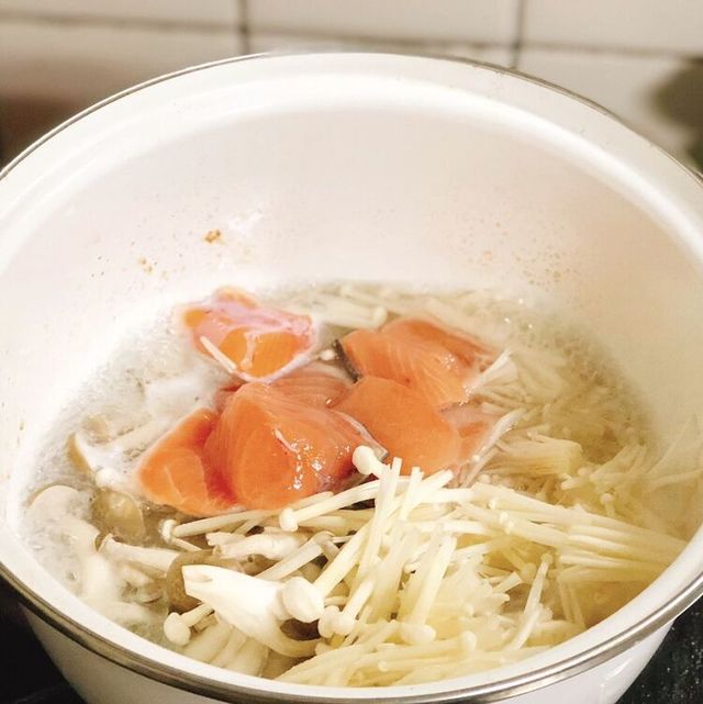 写真 (5枚目) - 鮭ときのこのコクうま鍋[飲んべえママの1分鍋 vol.6] - LOCARI（ロカリ）