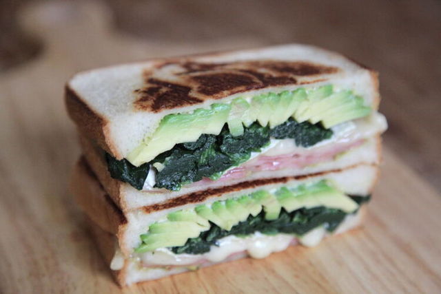 写真 (13枚目) - 見栄えばつぐん！緑の萌え断！ほうれん草とアボカドのホットサンド - LOCARI（ロカリ）